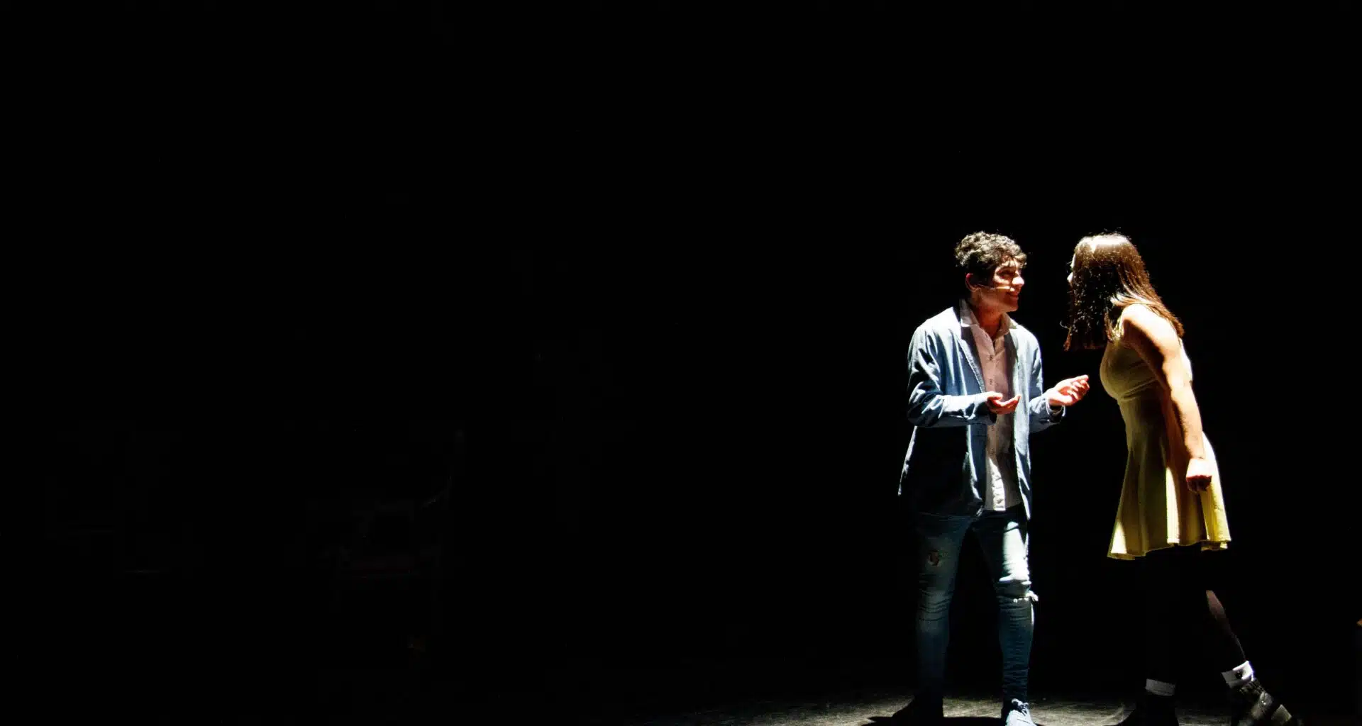 Le drame au théâtre : une plongée dans l'intensité scénique